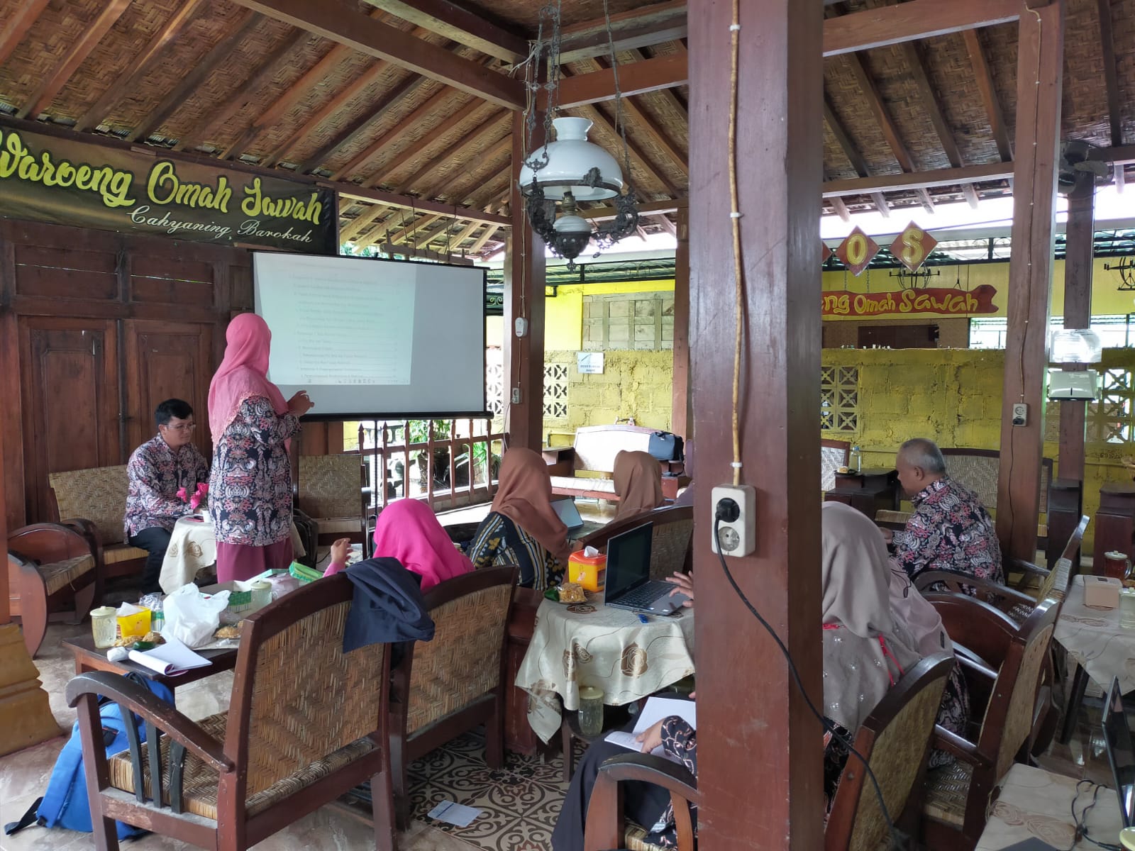 Kepala dan Guru MIN 2 Bantul mengikuti Rapat Penyusunan KOM dan KTSP ...