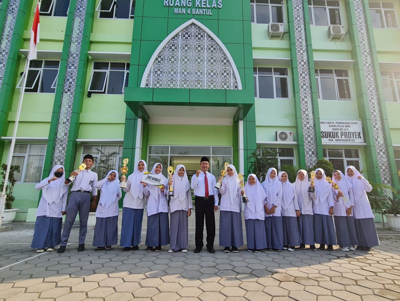 Momen Upacara Bendera MAN 4 Bantul Beri Penghargaan Siswa Berprestasi ...