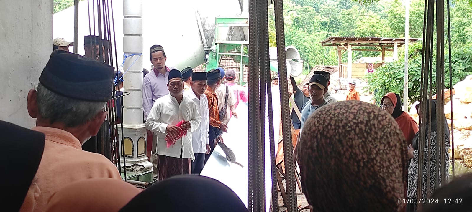 Peletakan Batu Pertama Menara Masjid At – Taqorrub Oleh Penghulu KUA ...