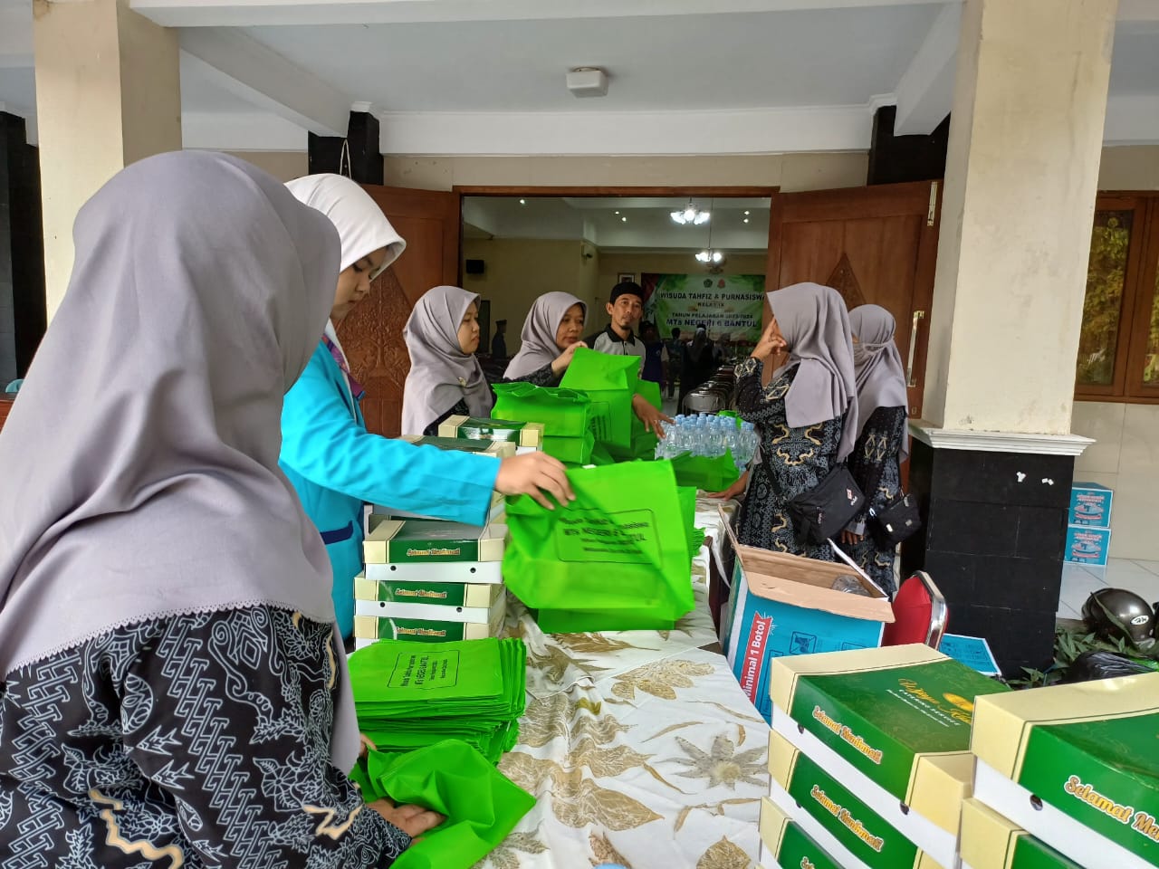 Menu Suguhan Tas Hijau Cantik Warnai Wisuda Tahfidz dan Purna Siswa MTs ...