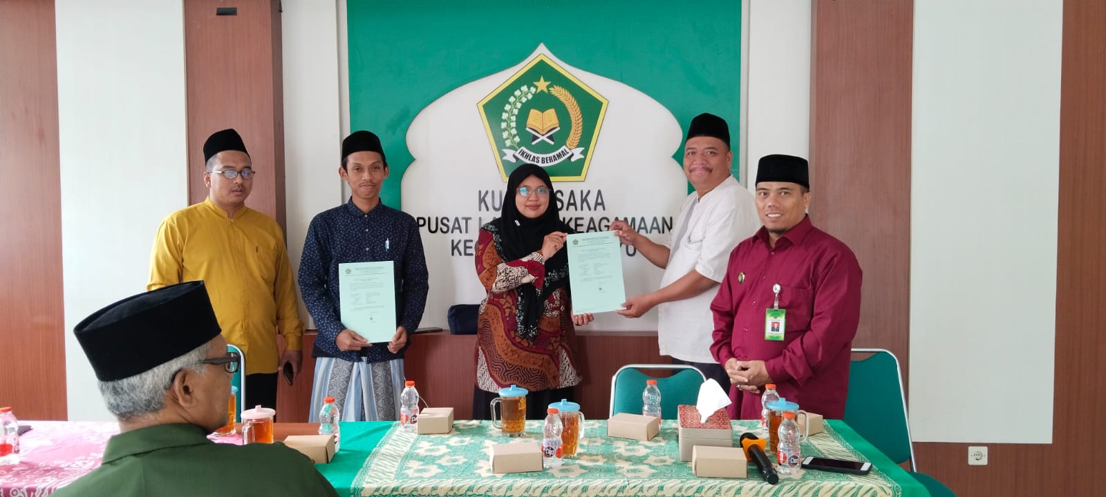 Penyerahan SKT Majelis Taklim di KUA Sedayu | Kemenag Bantul