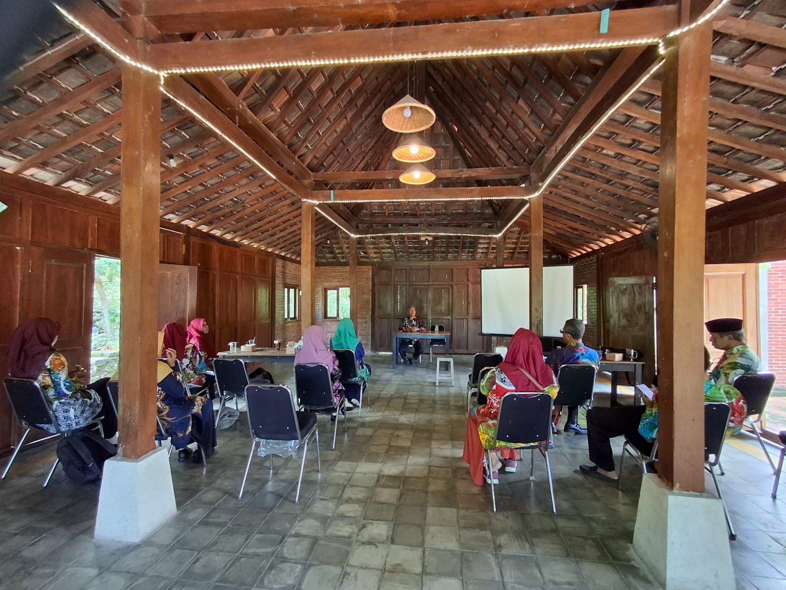 Guru SBK MTsN 5 Bantul Mengikuti MGMP di Resto Bukit Cubung | Kemenag ...