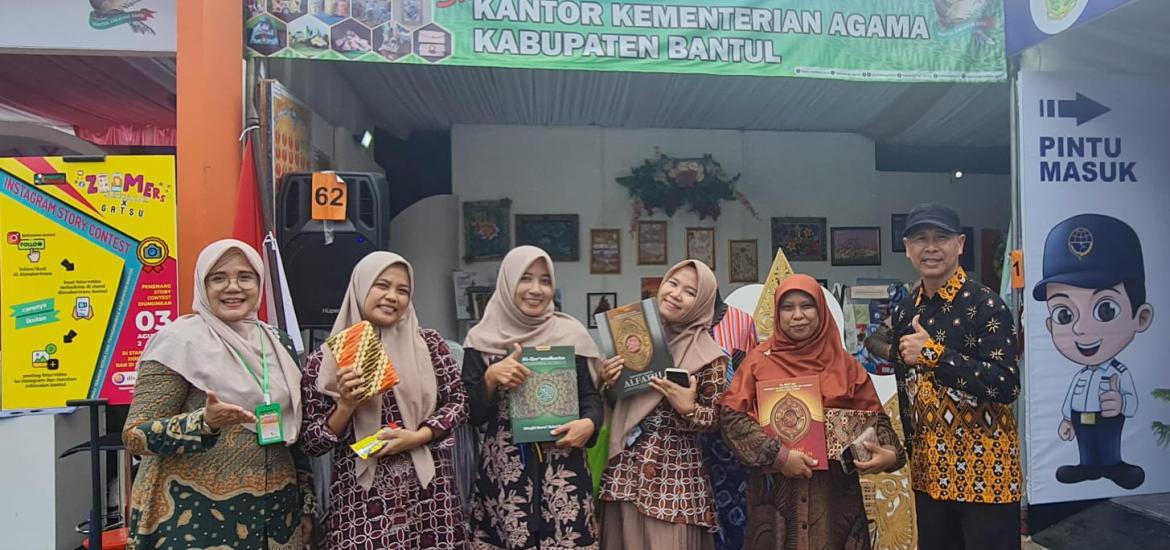 Bagikan Al-Qur'an, Salah Satu Bentuk Partisipasi MAN 4 Bantul dalam ...