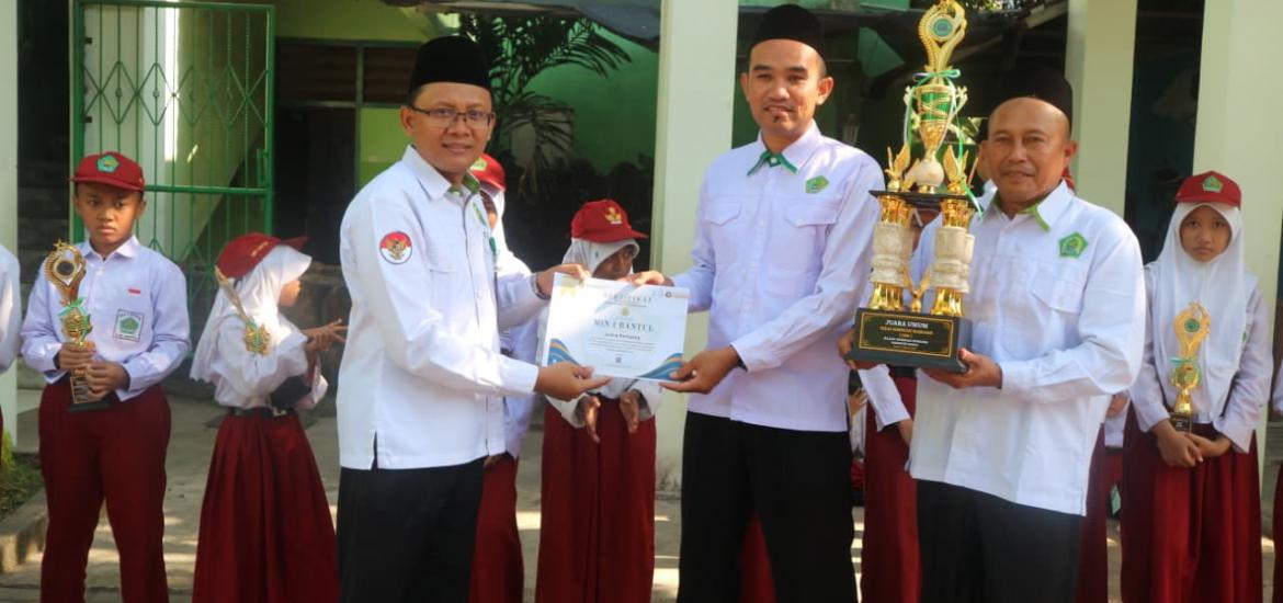 Kepala MIN 1 Bantul Terima Trofi Kejuaraan PKM pada Upacara Bendera ...